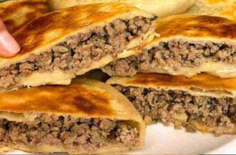 Pain plat fourré à la viande hachée à manger quand on est rassasié ...